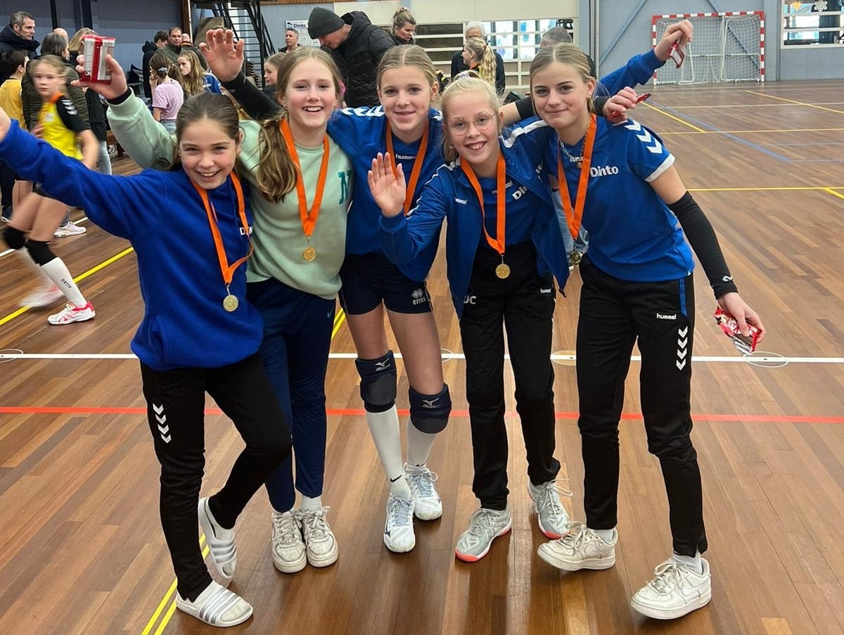 CMV teams verdienen medailles - Volleybal vereniging Dinto Warmenhuizen